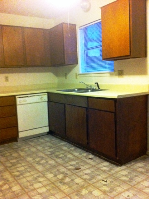 DOWNSTAIRS KITCHEN | Urban Matrix Properties, L.P.